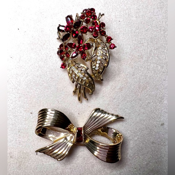 Coro | Jewelry | Vintage Pair Coro Red Brooches Floral Bouquet And Bow ...